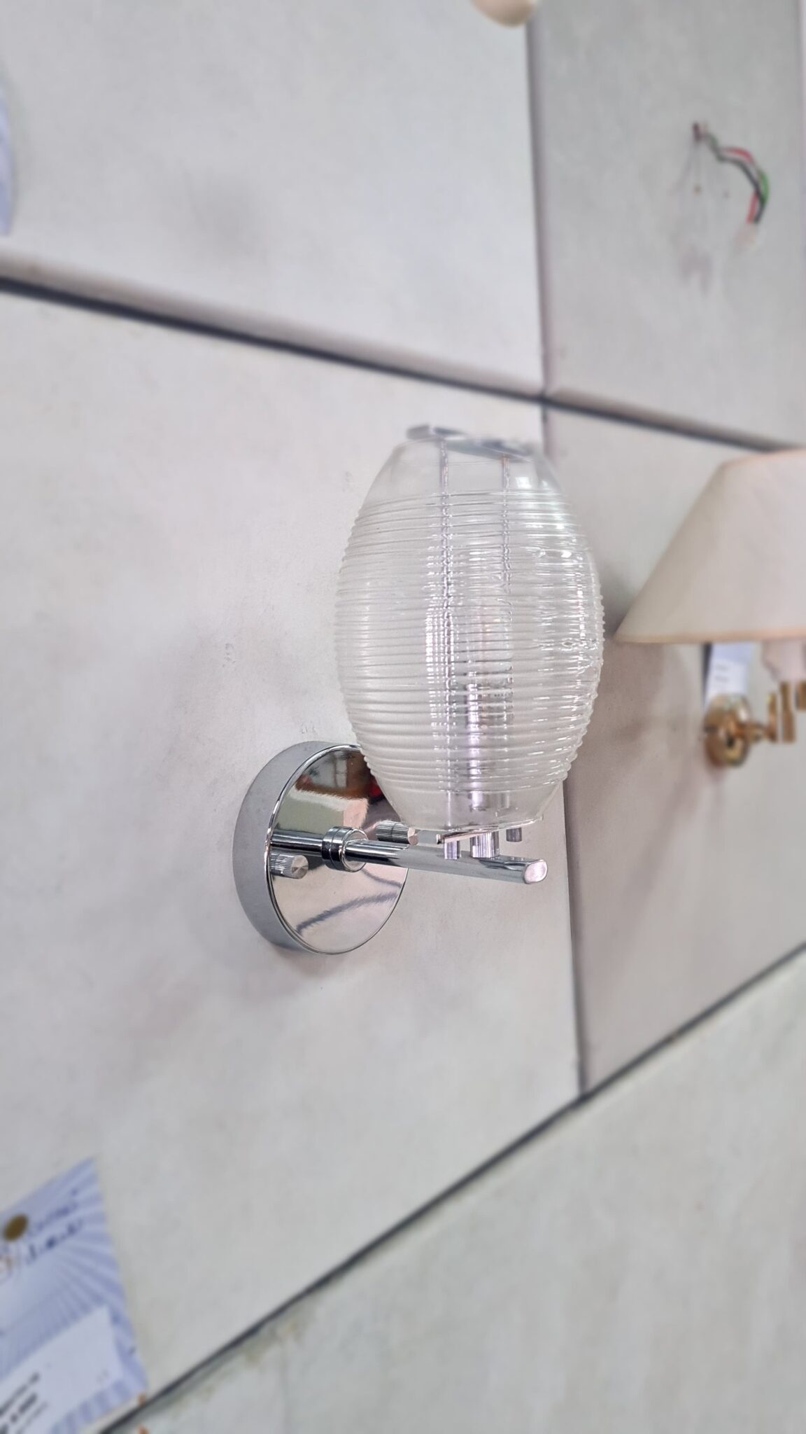 Transparent wall light - Universal Lighting
