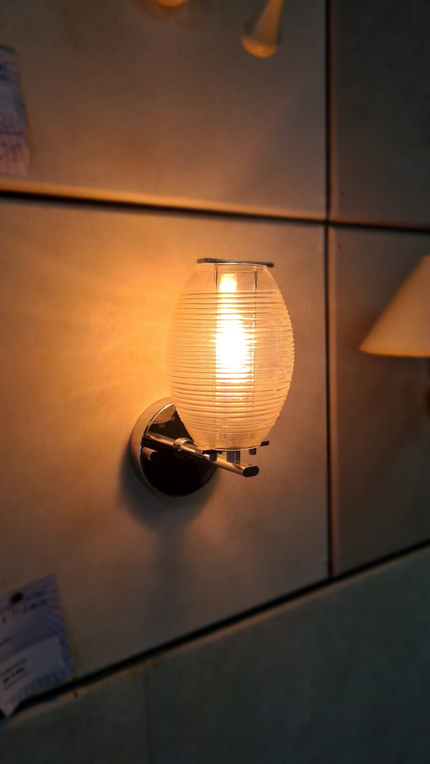 Transparent wall light - Universal Lighting
