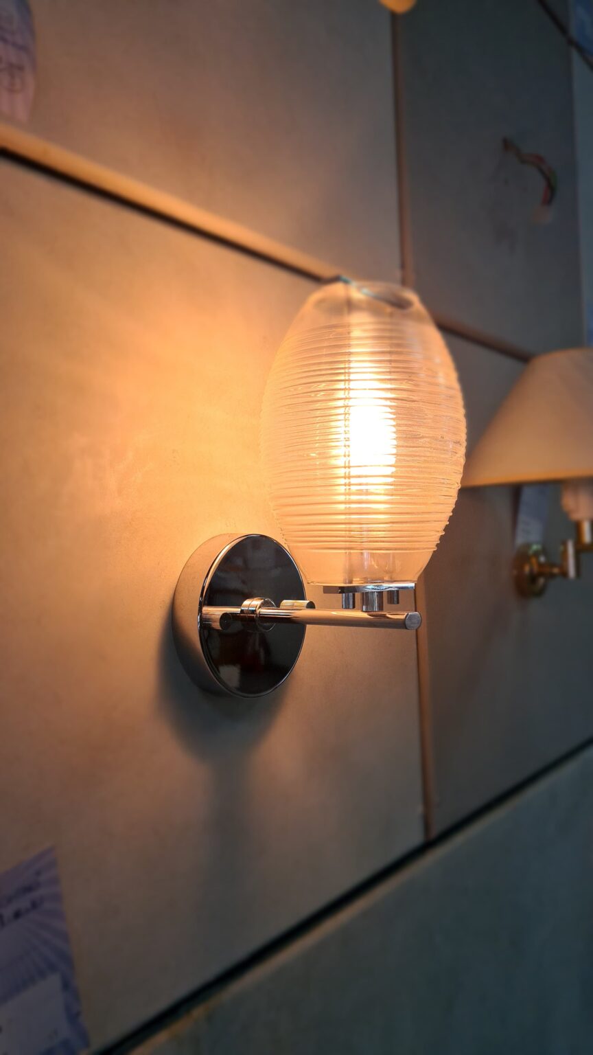 Transparent wall light - Universal Lighting